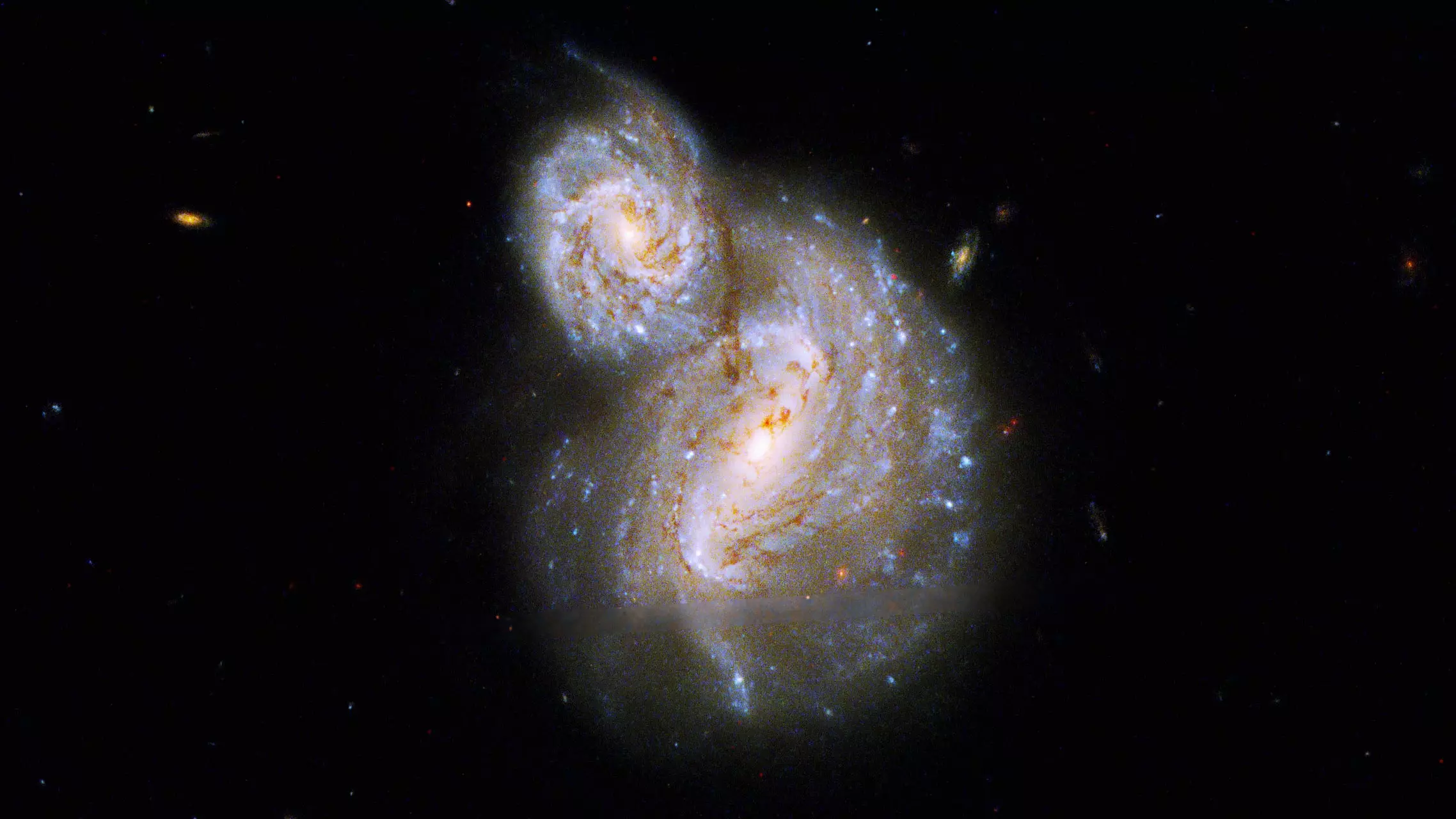 Hubble ຈັບຄູ່ Galactic ທີ່ແປກປະຫຼາດ