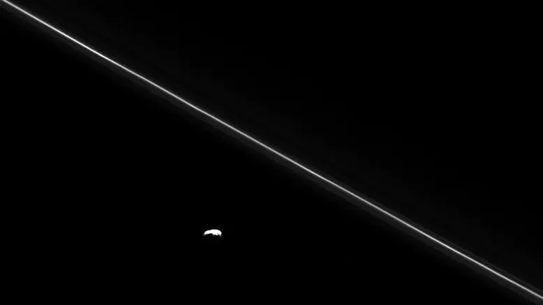 Poslední pohled sondy Cassini na Saturnův Měsíc Pandora