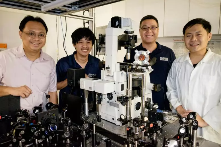 NTU prófessor Sum Tze Chien, Dr David Giovanni, Dr Lim Swee Sien og Mr Lim Jia Wei Melvin