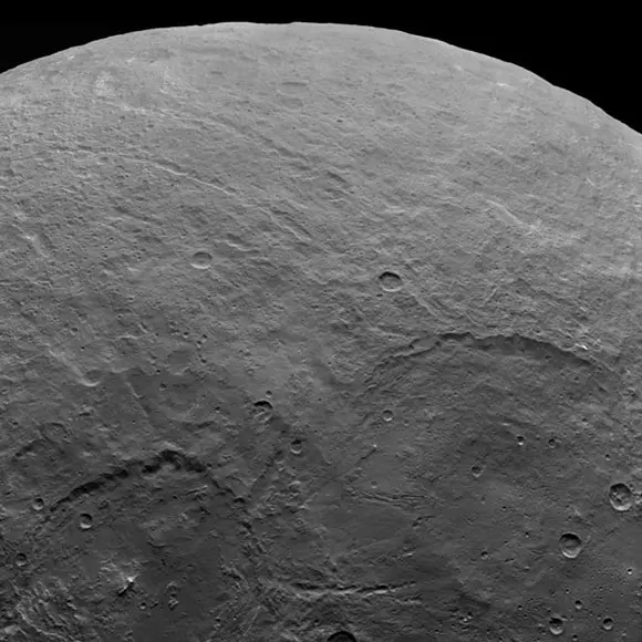 Margs konar gígar og önnur jarðfræðileg einkenni má finna á dvergreikistjörnunni Ceres. Dawn geimfar NASA tók þessa mynd af Ceres úr 2.700 mílna hæð (4.400 km). Myndin var tekin 5. júní 2015.