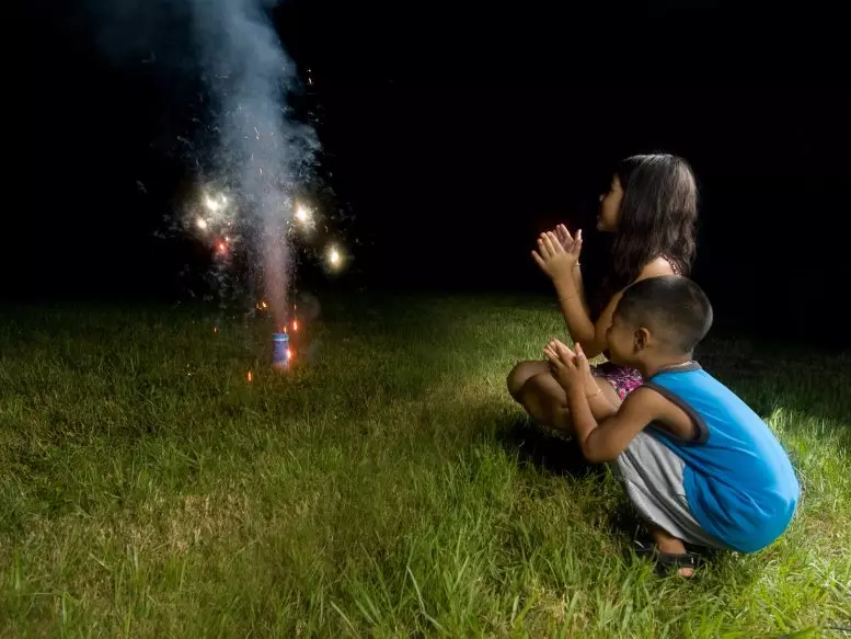 Tamaiti o lo'o Matamata i Pafi