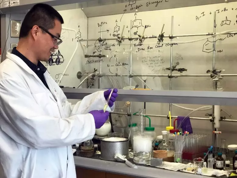 Zuxiao Zhang no laboratório Nagib da Universidade Estadual de Ohio