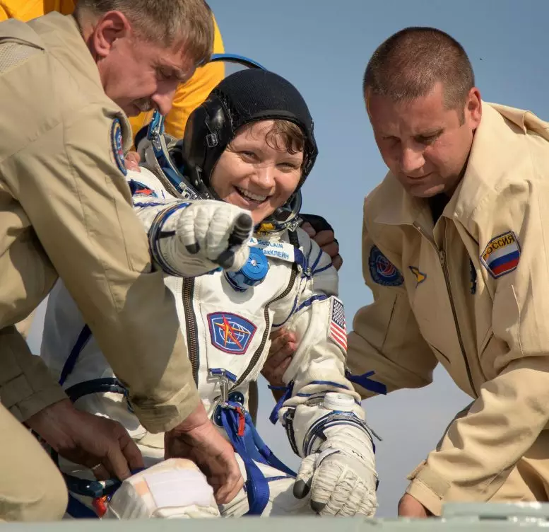 Anne McClain Soyuz MS 11 Veso espasyèl
