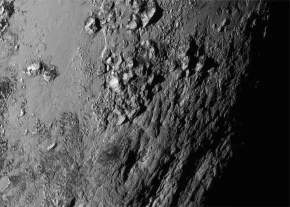 NASA udgiver de første nærbilleder af Pluto