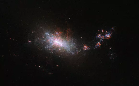 Setšoantšo se secha sa Hubble sa Dwarf Galaxy NGC 1140