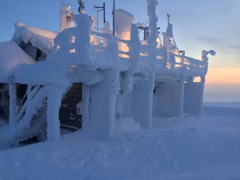 Estación meteorológica cubierta de nieve en Finlandia