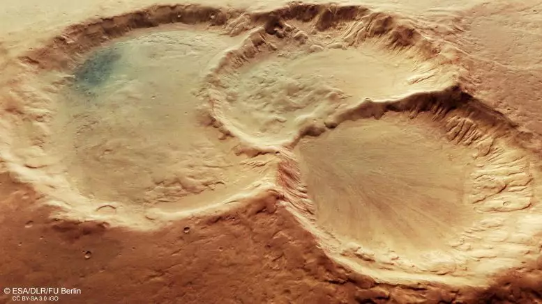 Oude kraterdrietal op Mars perspectiefweergave