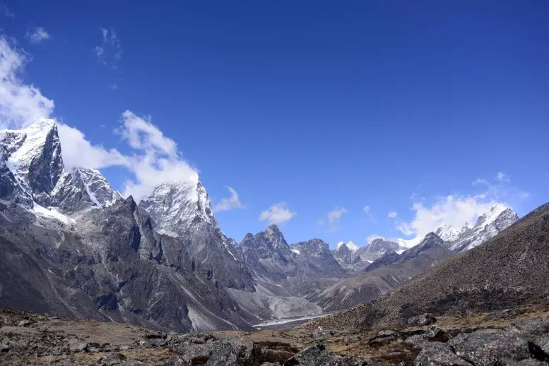 Pohled směrem k Khumbu a Cholatse