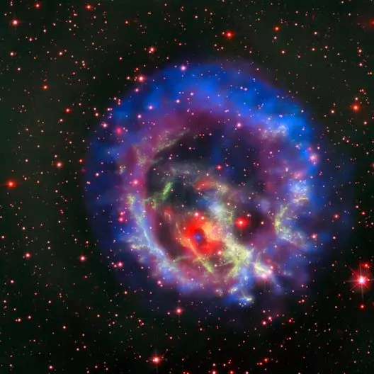 ESO atranda mirusią žvaigždę, apsuptą šviesos