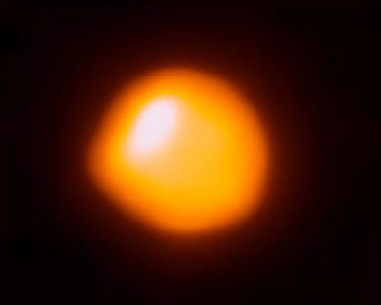 ALMA কাছাকাছি তারকা Betelgeuse দেখুন