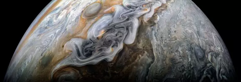 Juno Pilt tumedast ja tormisest Jupiterist