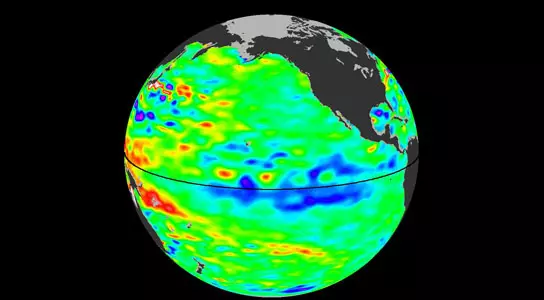 snímek výšky mořské hladiny v Tichém oceánu ze satelitu NASA Jason-2