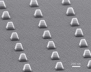 Elektronenmikrograph weist Arrays vun onbestëmmten opteschen Huelraim