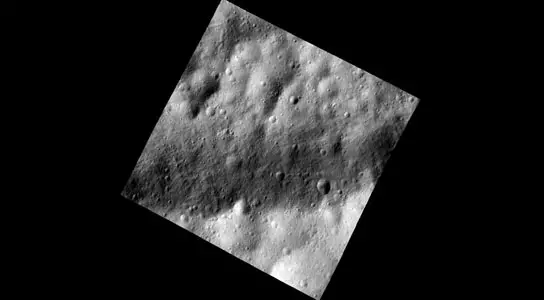 NASA Sonde mécht Close-Up Fotoe vum Ris Vesta Asteroid