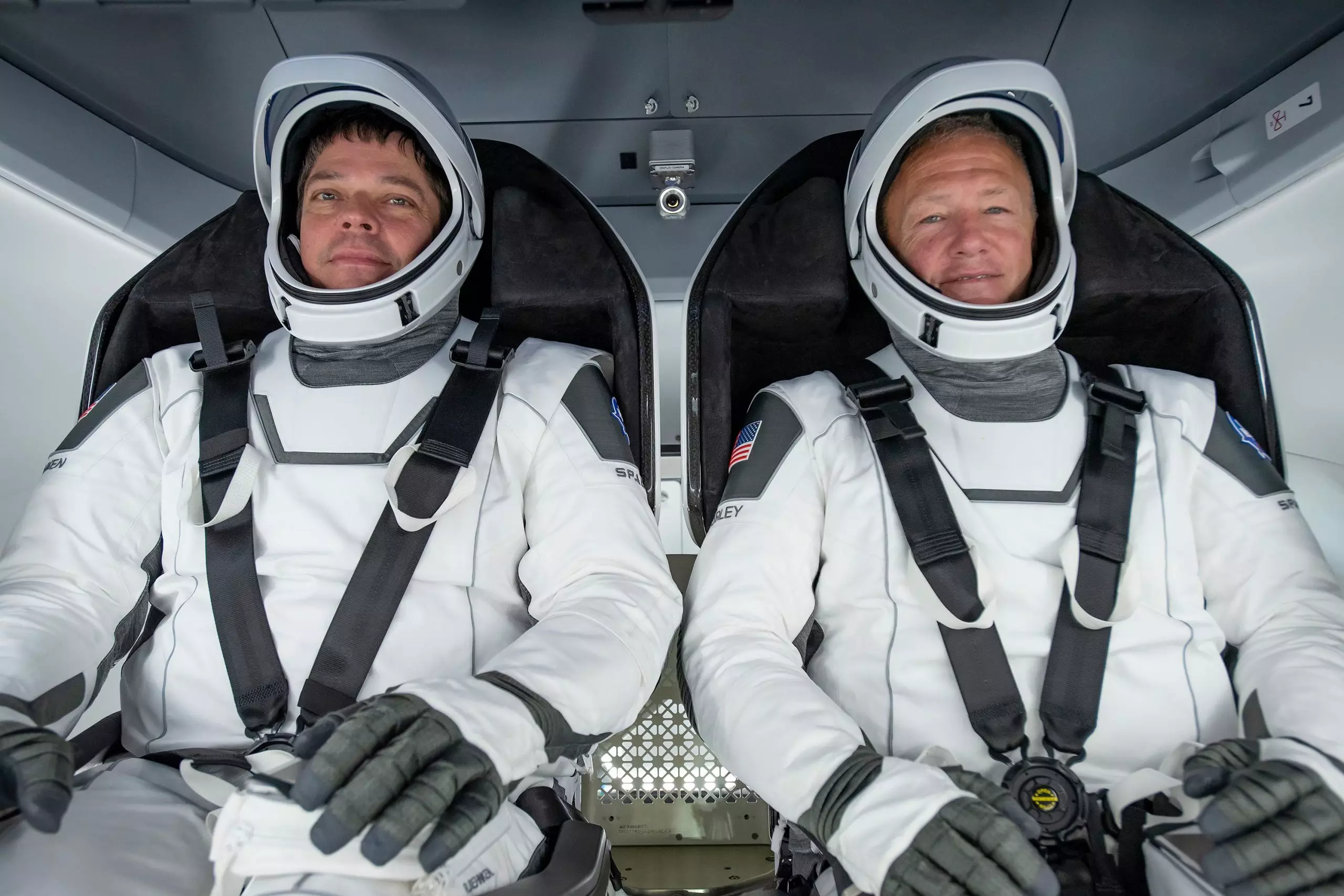 Sledujte živé vysílání návratu astronautů NASA z vesmírné stanice na komerční testovací let posádky SpaceX
