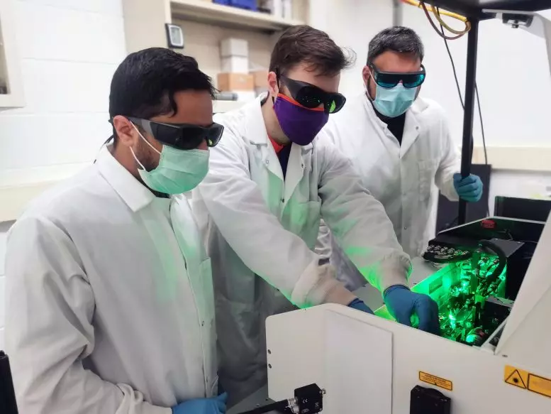 Desde la izquierda, Pan Adhikari, Lawrence Coleman y Kanishka Kobbekaduwa alinean el láser ultrarrápido en el laboratorio UPQD del Departamento de Física y Astronomía. Crédito de la Universidad de Clemson