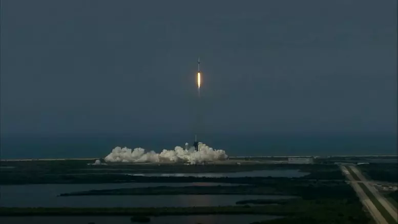 SpaceX Falcon 9 Rocket Ine Crew Dragon Spacecraft Inosimudza