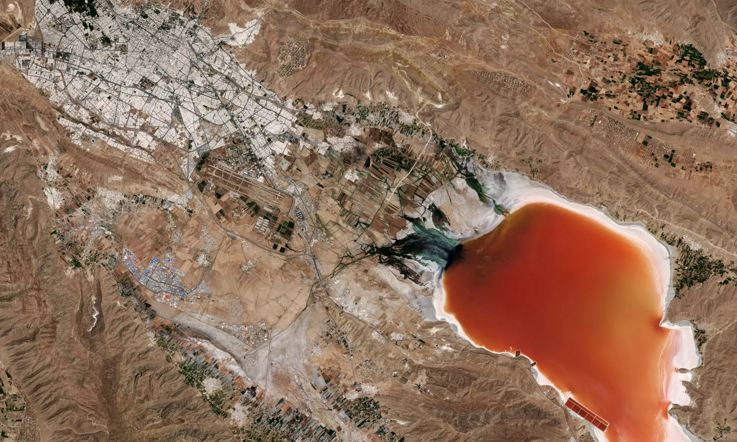 宇宙から地球を探索する：イランのマハルー湖[ビデオ]