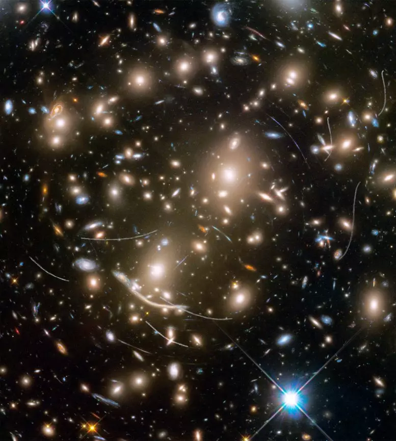 Hubble Ləkələri Asteroidlər Uzaq Qalaktikaları Fotobombalayır