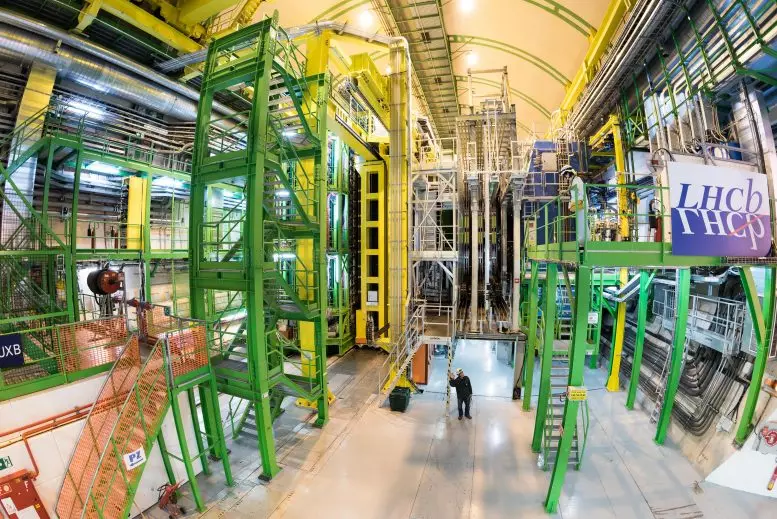 LHCb Experiment Cavern ĉe LHC-IP 8