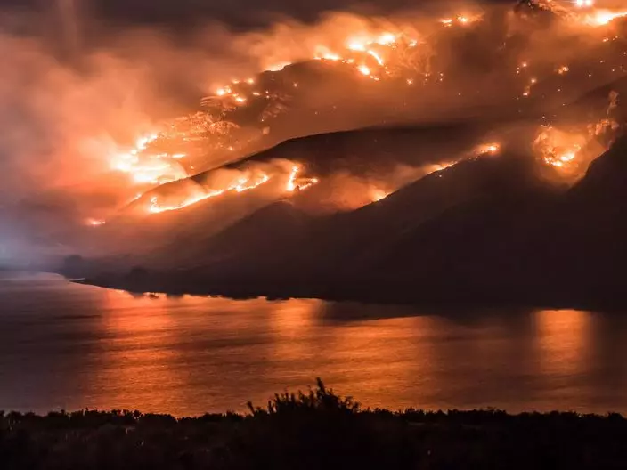 Moto wa nyika Umeteketea kwenye Bwawa la Grand Coulee, Washington