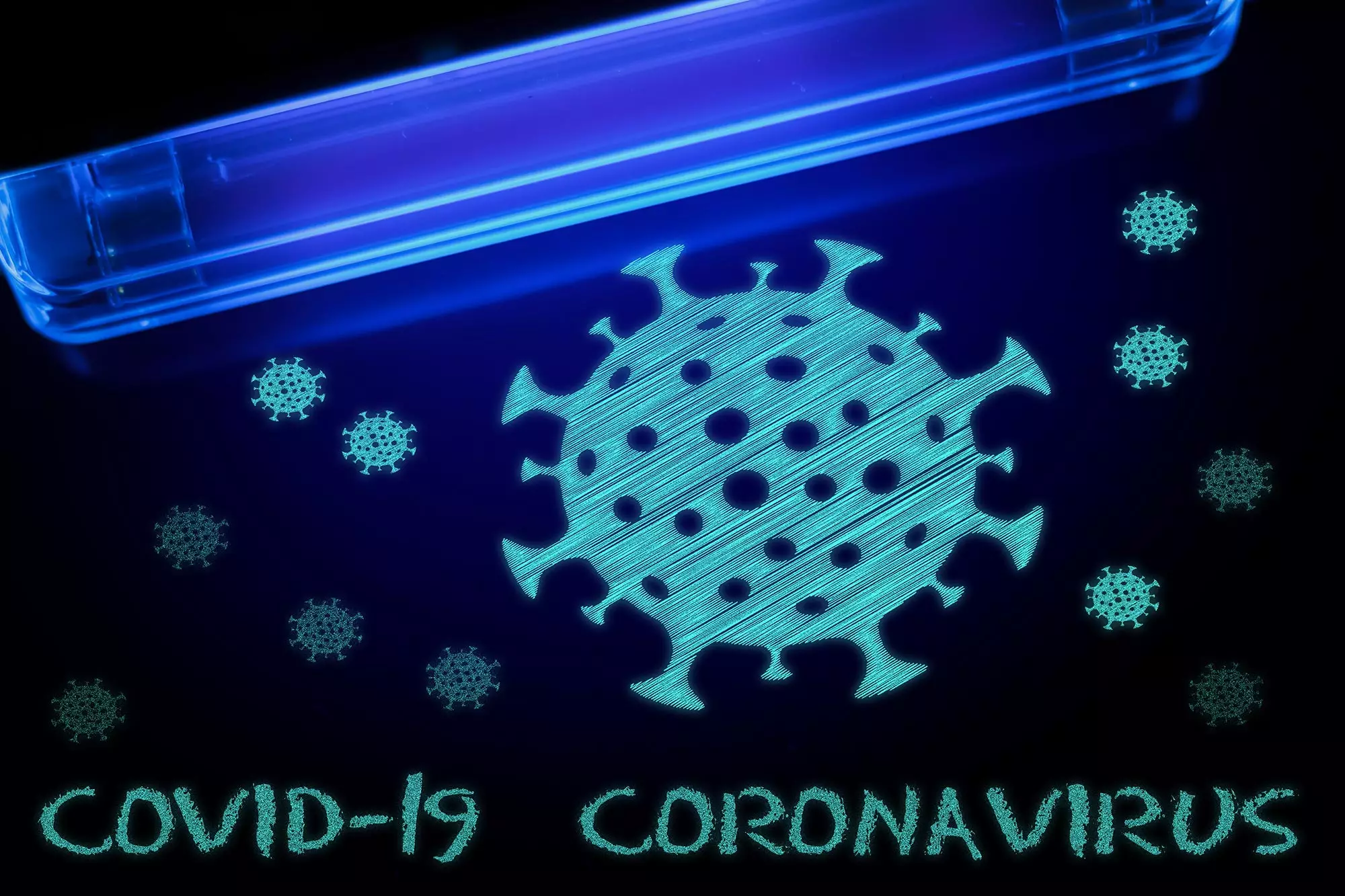 Dödar COVID-19 Coronavirus med en handhållen UV-ljusenhet