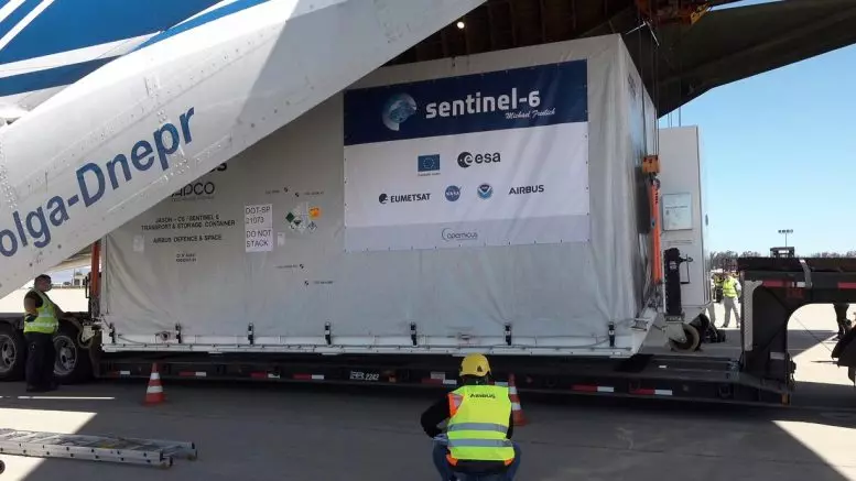 Kontainer Pengiriman Satelit Sentinel-6 Michael Freilich