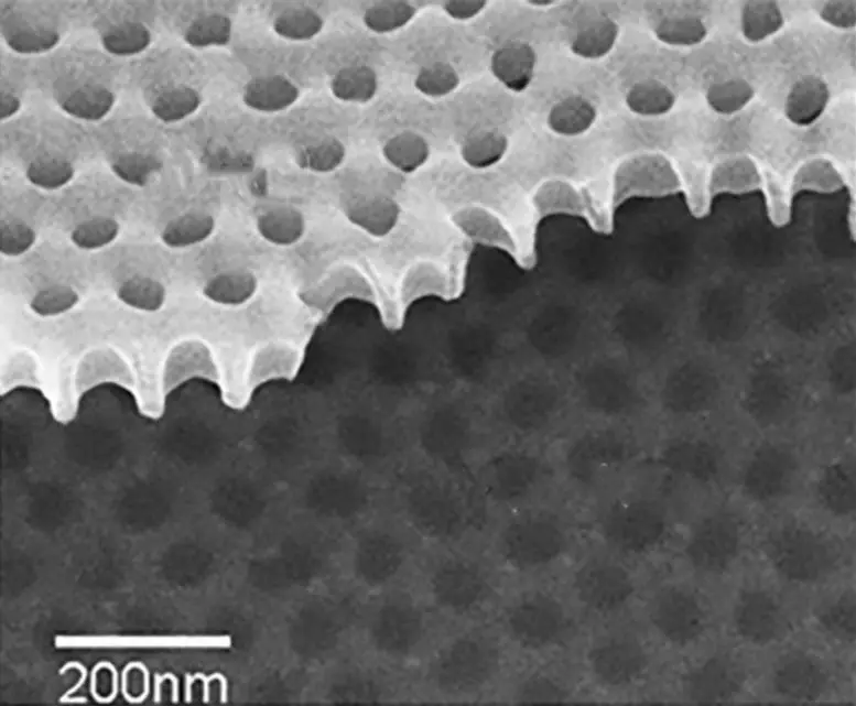 Maliliit na Butas Superconducting Material