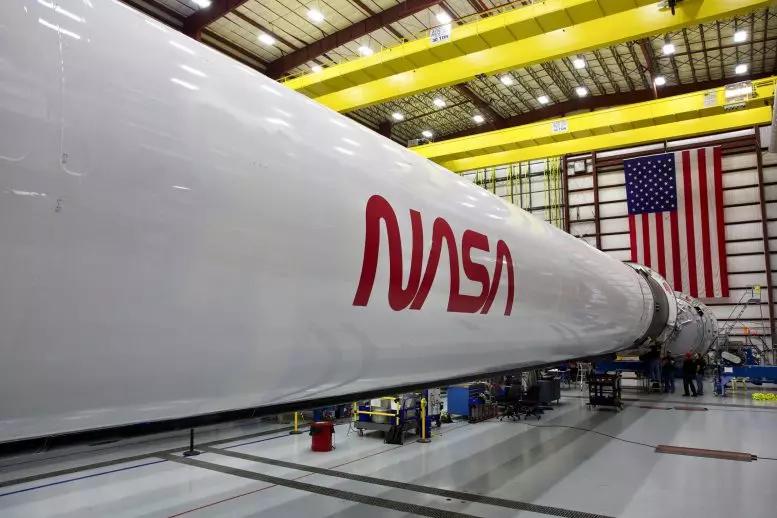 SpaceX Falcon 9 ракета NASA Worm логотибы