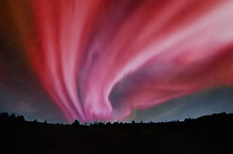 Langit Berjalur Merah