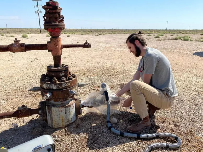 Jacob Hoschouer échantillonne un puits de pétrole inactif