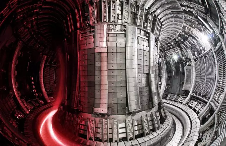 JET Nuclear Fusion Facility Sab Hauv Nrog Superimposed Plasma