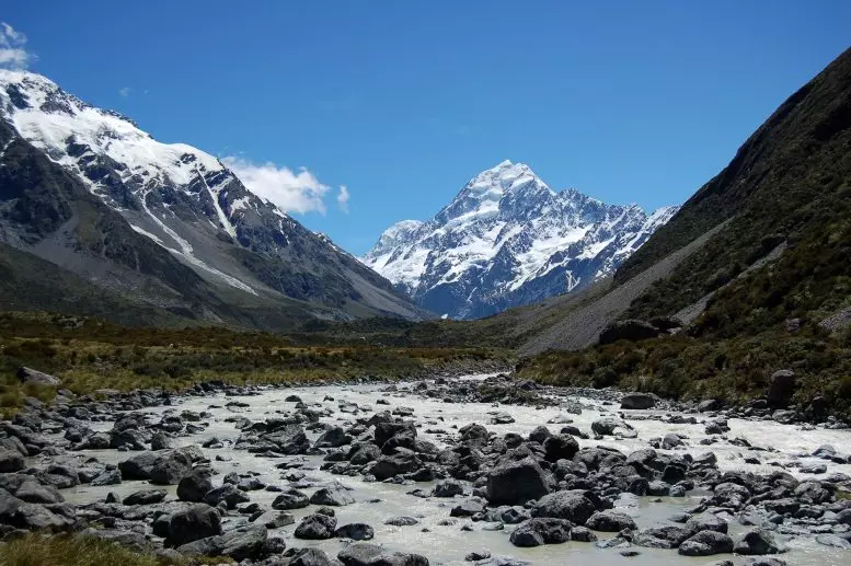 Gletser-Fed River Di Bawah Mount Cook, Selandia Baru