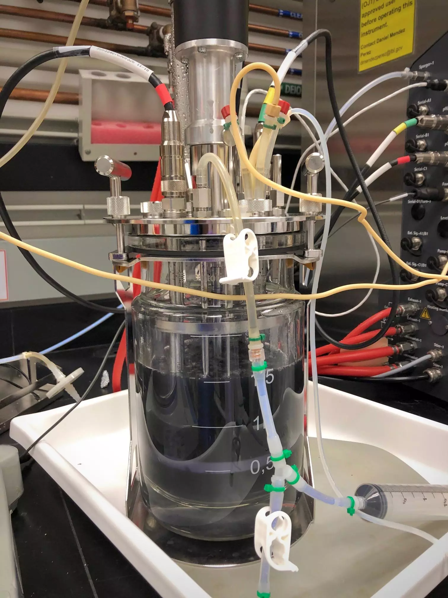 Technika genetického „rewiringu“ mikrobů slibuje boom v biovýrobě paliv, materiálů a chemikálií