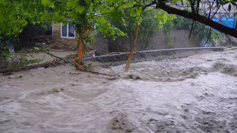 Aliran Sampah Banjir Bandang