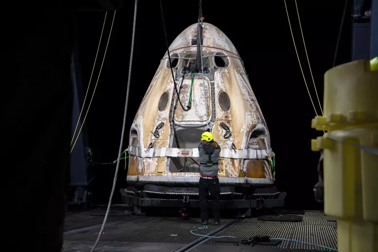 Crew Dragon Endeavour Splashdown ondoren berreskuratu da