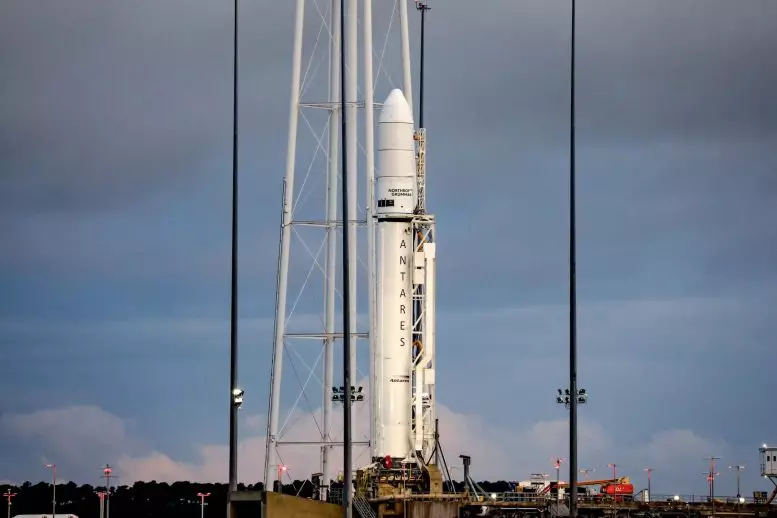 Foguete Northrop Grumman Antares transportando nave espacial de reabastecimento Cygnus