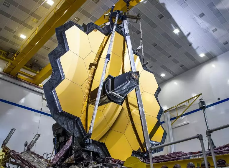 Espejo del telescopio espacial James Webb desplegado