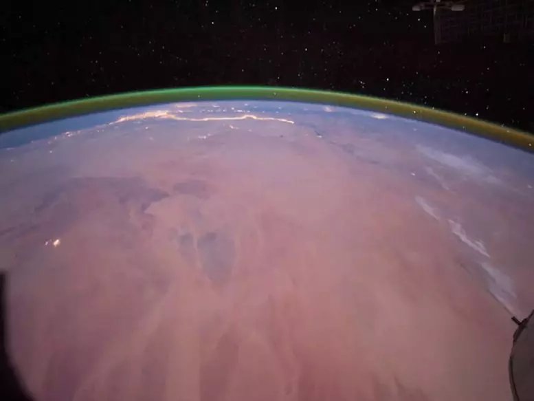 Airglow pozorovaný z Medzinárodnej vesmírnej stanice