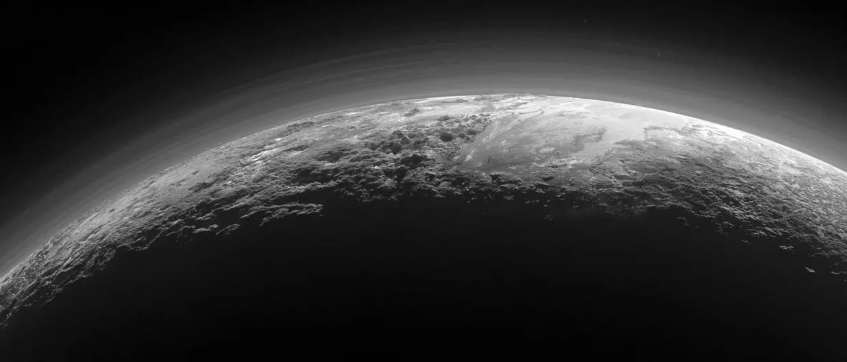 ພູຜາປ່າດົງ majestic ຂອງ Pluto