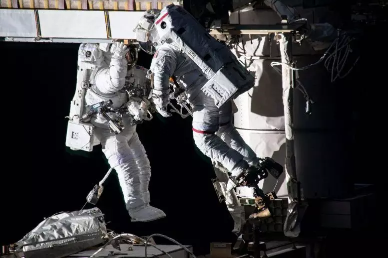 Spacewalking Astronauts Shane Kimbrough en Thomas Pesquet