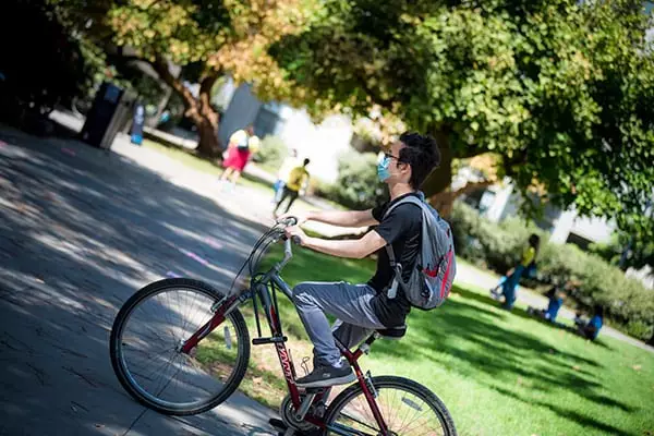 طالب UCSD يتحرك في اليوم