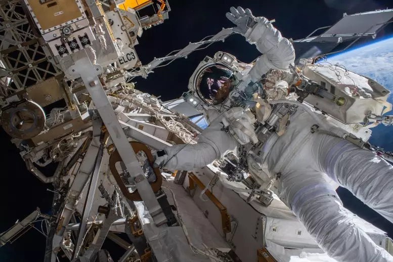 L'astronauta Matthias Maurer Spacewalk