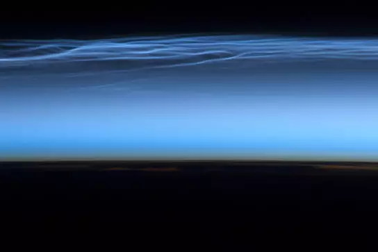 слика на ноќни облаци во близина на врвот на атмосферата на Земјата
