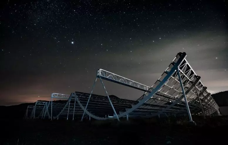 CHIME望遠鏡は宇宙から500以上の神秘的な高速電波バーストを検出します 22120_2