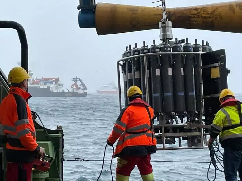 RRS James Cook που αναπτύσσει τη ροζέτα δειγματοληψίας