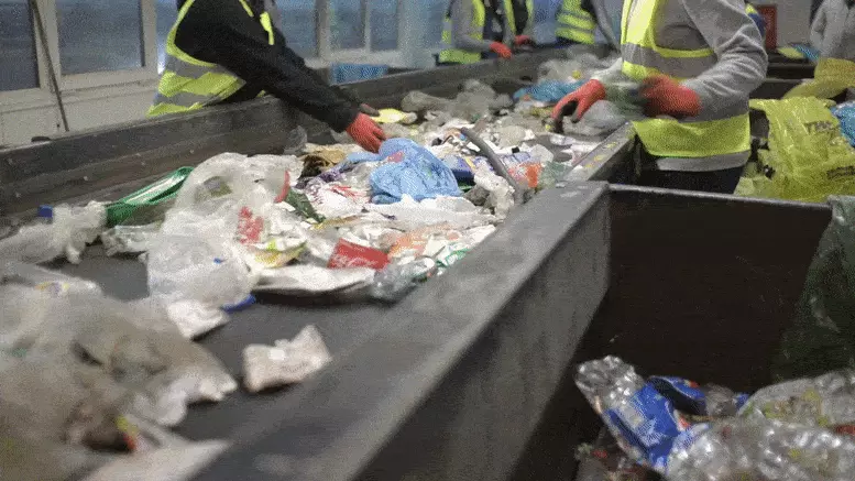 Plastjäätmeid sorteerivad töötajad