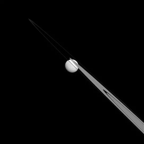 Cassini-billede af Tethys og Saturns ringe