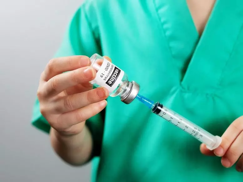 Wstrzyknięcie szczepionki przeciwko koronawirusowi COVID
