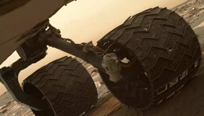 NASA Curiosity Rover inspectează roțile